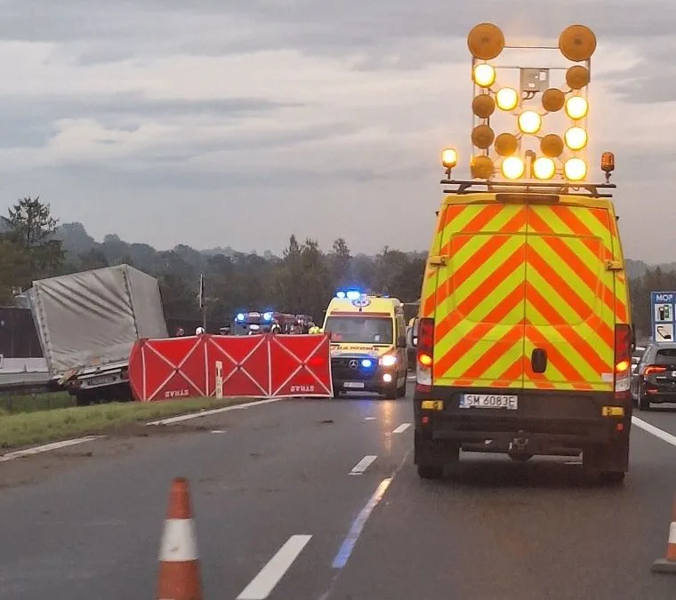 Tragiczny poranek na A4 w stronę Krakowa. Nie żyje kierowca busa